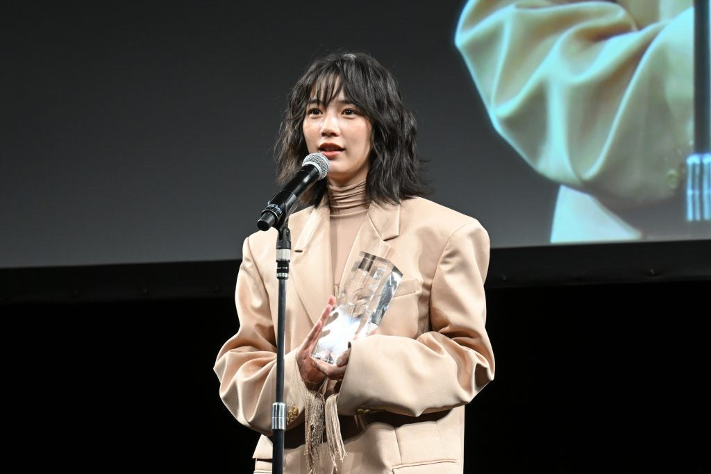 のんが「第41回 毎⽇ファッション⼤賞」表彰式に参加し、「話題賞」を受賞しました(スピーチ全文掲載)。 Oui Ou